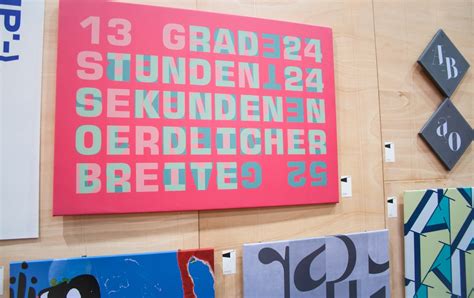 무료 이미지 남자 도서 음악 여자 광고하는 기호 선물 인쇄술 기치 인간의 선반 시장 사업 쇼핑 우정 화려한 간판 닫기 상표 세례반