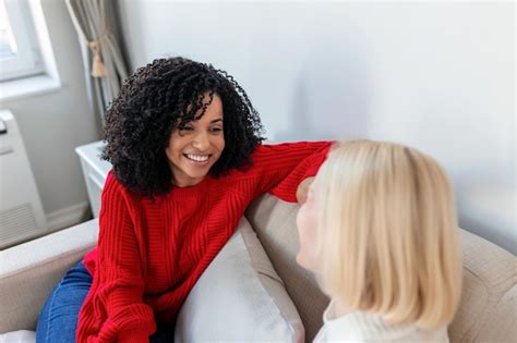 Candides Diverses Filles Meilleures Amies Embrassant Debout à L