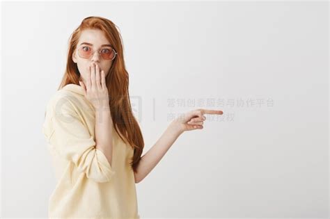 震惊和震惊的红发女孩用手指指着右边，惊讶地喘着气产品实拍免费下载 格式 编号51216860 千图网