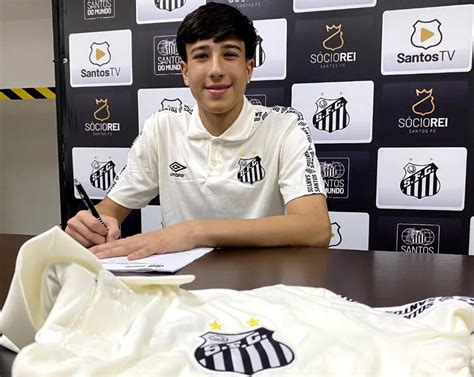 Goleiro de m do Sub assina contrato de formação o Santos