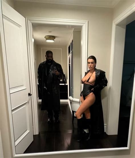 Kanye West posta fotos de esposa seminua sem calças neste ano