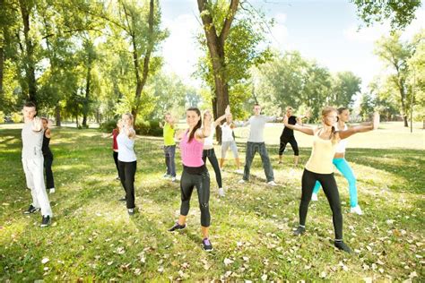 Grupo De Pessoas Que Exercita A Ioga No Parque Imagem De Stock Imagem