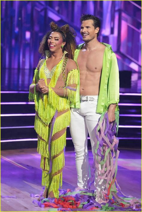 Derek Hough Ripped Off His Shirt On Dwts Live Show After So Many Guys