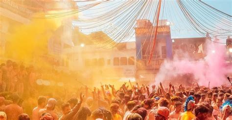 집 밖의 가루 공개 이벤트 군중 길거리 축제 남아시아 축제 다양성 다채로운 다채로운 군중 단란함 무성한 문화 축제 문화 행사 문화적 민족 전통의