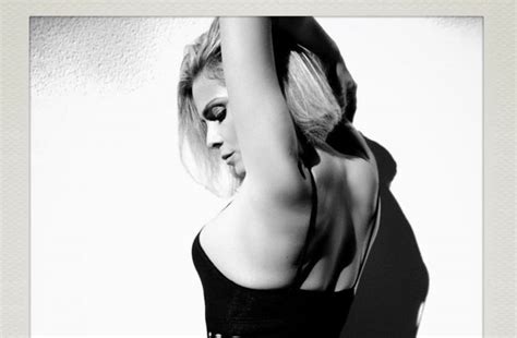 Clara Morgane seins nus dans les feuillages ses photos torrides font sensation Vidéo