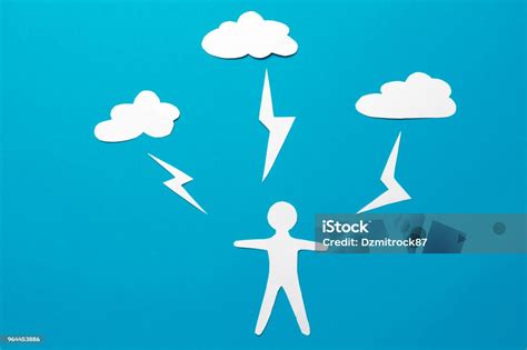 남자의 개념은 위협을 받고 종이 사람은 종이 접기는 파란색 바탕에 구름에서 번개에서 의미합니다 번개 보호 되지 않은 사람을 친다