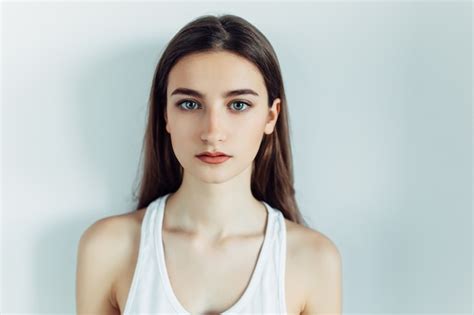 Chica Joven Posando Frente A La Cámara En Un Fondo Blanco Descargar Fotos Gratis