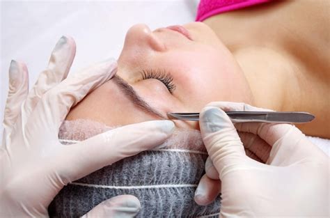 Premium Photo Woman Doing Brow Procedure