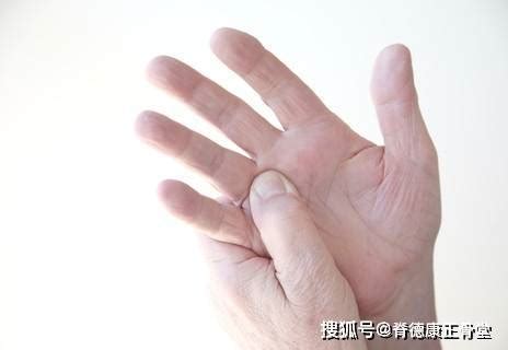 早上起来感觉手指紧绷怎么回事睡觉时要保持正确的姿势 原因 颈椎 问题