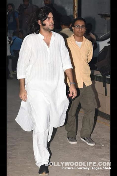 Vinod Khannas Funeral Wife Kavita Khanna And Ex Wife Geetanjali