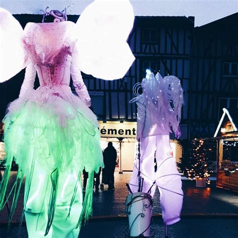 Spectacle échassier Noël Parade Des Lutins échassiers Féériques
