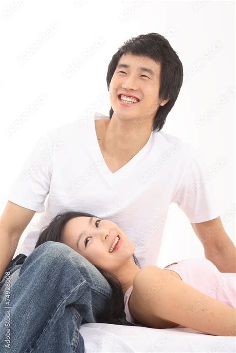 Fotografie 스튜디오 안에서 자연스러운 모습의 커플 Ve Službě Stock Adobe Stock