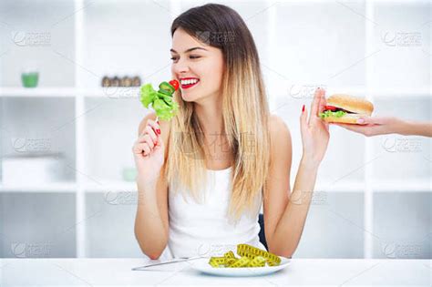 节食概念 美丽的少妇选择在健康之间
