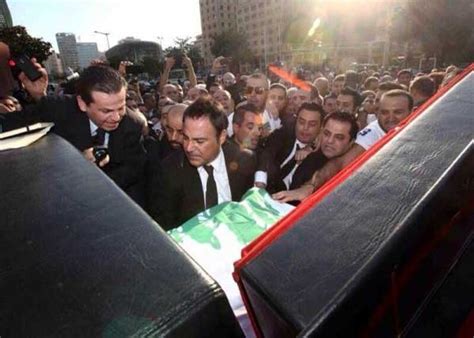 صور تشييع جثمان صباح فخري ملفوفا بعلم سوريا