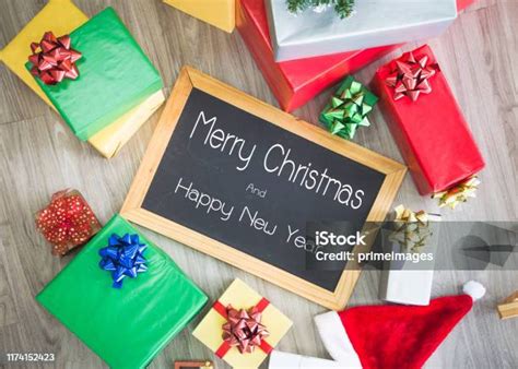 복사 공간 배경 개념에 Baubles와 전나무 나무 분기와 크리스마스 선물 상자와 새해 복 야와 메리 크리스마스 축하