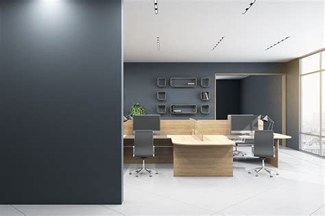 목재 가구 검은 벽에 빈 모의 장소 장비 도시 전망과 일광창이있는 현대적인 사무실 인테리어 공동 작업 및 직장 개념 3d 렌더링