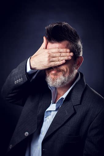 수염을 기고한 남자의 초상화로 얼굴전체를 손으로 가리는 양복을 입은 이로쿼이의 모습이다 사람과 감정 개념 가리기에 대한 스톡