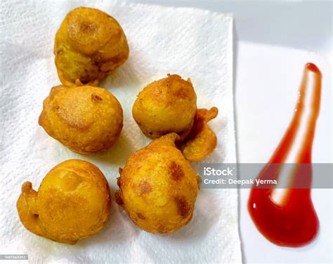복사 공간이 있는 나무 배경에 소스를 곁들인 인도 스낵 파코라 0명에 대한 스톡 사진 및 기타 이미지 0명 감자 요리