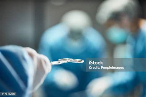 병원 도구 수술 및 의료 보험 배경에 대한 의료 신뢰 혁신 및 지원을 위한 수술실의 의사 팀 극장에서 돕는 금속 가위 외과 의사와 간호사 강철에 대한 스톡 사진 및 기타