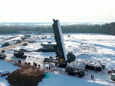 Daily Mail: демонстративная загрузка МБР "Ярс" в пусковую установку ...