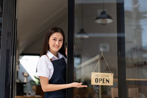 소규모 비즈니스를 여는 것 바 카운터 커피숍 근처에 서 있는 앞치마를 입은 행복한 아시아 여성 중소기업 소유자 레스토랑 바리스타 카페 온라인 Sme 기업가 및 판매자 개념