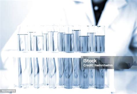 นักวิจัยใช้ห้องปฏิบัติการวิทยาศาสตร์หลอดทดลองเคมีอุปกรณ์เครื่องแก้วในห้องปฏิบัติการ แน ภาพสต็อก