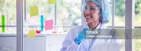 배너 아시아 여성 과학자 손 쓰기 노트 연구 의료 실험실 과학 현미경 의료 테스트를보세요 배너 여성 연구원 생물학 화학 기술자 실험실 혈액 검사 복사 공간 25 29세에