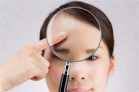 【目立つおでこのシワが急に増えた30代は要注意】原因からすぐにできる対策まで徹底解説