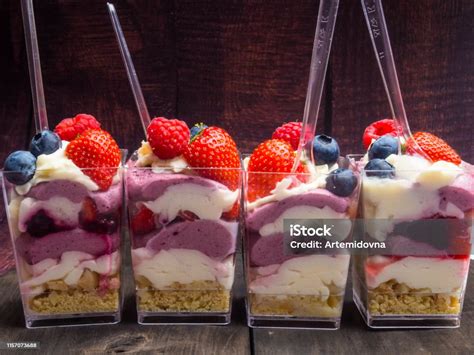 아이스크림 딸기 딸기 블루 베리 라즈베리 피스타치오 견과류 셔벗 잼과 비스킷 여름 디저트 달콤한 간식 0명에 대한 스톡 사진 및 기타 이미지 Istock