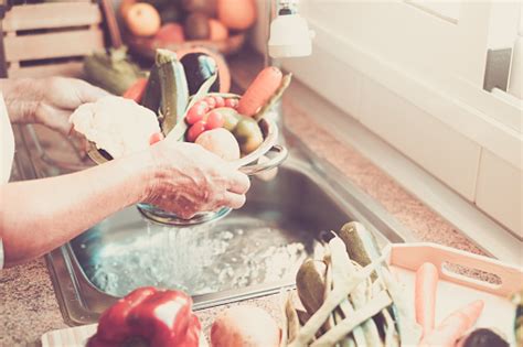 야채를 씻는 신선한 물로 가득 찬 강철 싱크대 건강한 식습관 빨간색 녹색 및 주황색 가정 주방에 대한 스톡 사진 및 기타 이미지 가정 주방 가정의 방 개수대 Istock