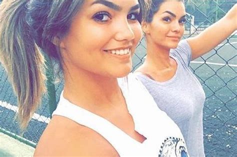Suzanna Freitas filha de Kelly Key revela deformação na coluna Revista Marie Claire