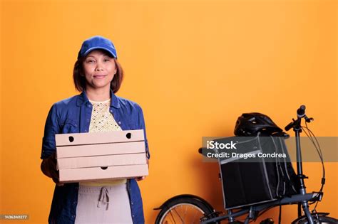 아시아 테이크 아웃 음식 배달 직원이 피자 더미를 들고 파란색 유니폼을 입고 가방에 대한 스톡 사진 및 기타 이미지 가방