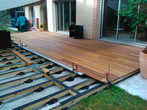 La Construction Dune Terrasse Bois Posée Sur Des Lambourdes Bois Decks Backyard Swimming Pools