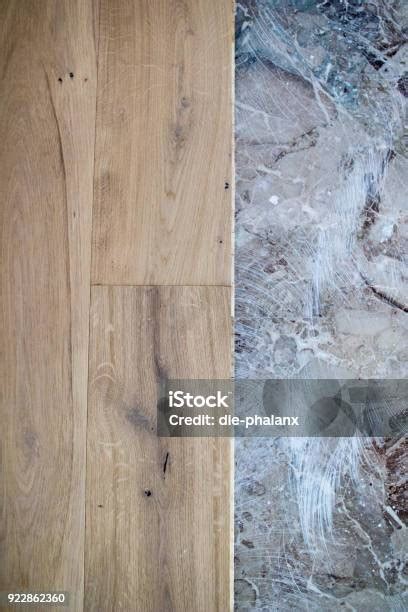 위에서 본 오크의 나무 판자 강판된 대리석 바닥에 닫습니다 갈색에 대한 스톡 사진 및 기타 이미지 갈색 거친 건설 산업