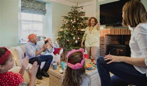 Новогодние конкурсы для детей 18 игр для всей семьи