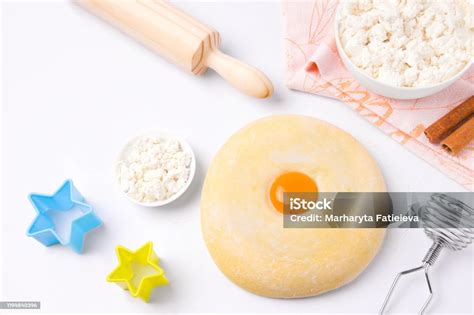 재료 옆에 흰색 접시에 원시 둥근 반죽 별의 형태로 핀과 공백을 압연 어린이를위한 베이킹 0명에 대한 스톡 사진 및 기타 이미지