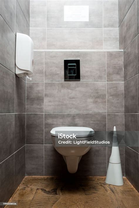 화장실 브러쉬 근처 화장실 그릇 회색 현대 화장실의 내부 0명에 대한 스톡 사진 및 기타 이미지 0명 가정의 방 도예