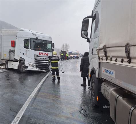 Accident grav pe DN 6 la Topleț Circulația este blocată pe ambele
