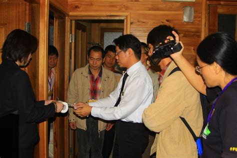 林務局客房及餐飲服務基礎訓練 黃建樺示範房務 3 八仙山國家森林遊樂區 20101027 賴鵬智攝 鵬智 Bird 賴 Lai Flickr