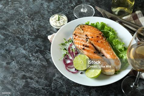 검은 스모키 테이블에 구운 연어와 함께 맛있는 식사의 개념 고급 요리에 대한 스톡 사진 및 기타 이미지 고급 요리 고기