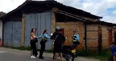 Motociclistas agredieron a agentes de tránsito porque no los dejaron pasar por el medio de una