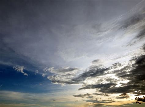 Skyscape ท้องฟ้ายามพระอาทิตย์ตก ประปราย มีฝนฟ้าคะนองกระจาย มืด เมฆ