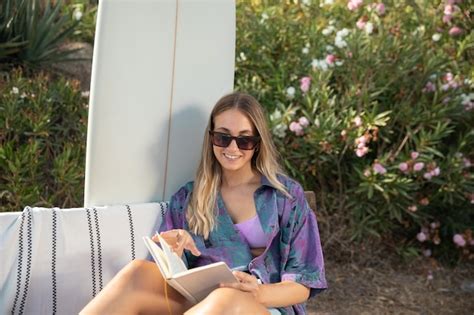 Belle Femme Avec Planche De Surf à La Plage Photo Gratuite
