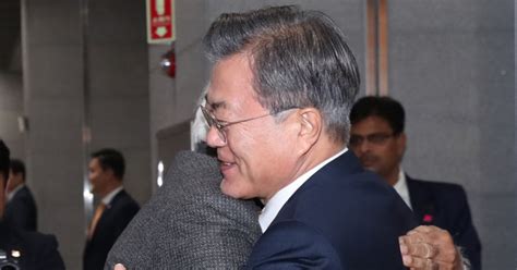 포옹으로 인사하는 한 인도 정상