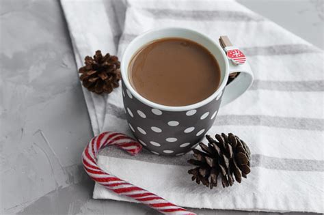 어두운 콘크리트 배경에 롤리팝이 있는 뜨거운 커피 음료의 큰 회색 컵 겨울 휴일 개념 선택적 초점 갈색에 대한 스톡 사진 및