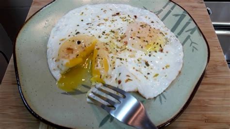 A técnica dos chefs para fritar ovo no micro ondas em apenas 1 minuto