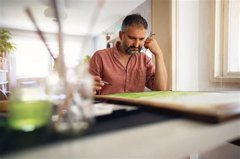 집중된 남성 예술가 캔버스에 그림 그의 홈 아트 스튜디오에서 35 39세에 대한 스톡 사진 및 기타 이미지 35 39세 Diy 가정 생활 Istock