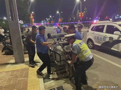 洛宁滨河公园乱停乱放车辆曝光文明