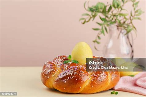 행복한 부활절 가벼운 복숭아와 노란색 배경에 부활절 꼰 빵과 부활절 달걀 정물 공간을 복사합니다 부활제에 대한 스톡 사진 및