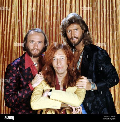 Bee Gees Maurice Gibb Robin Gibb Barry Gibb Vers Le Milieu Des